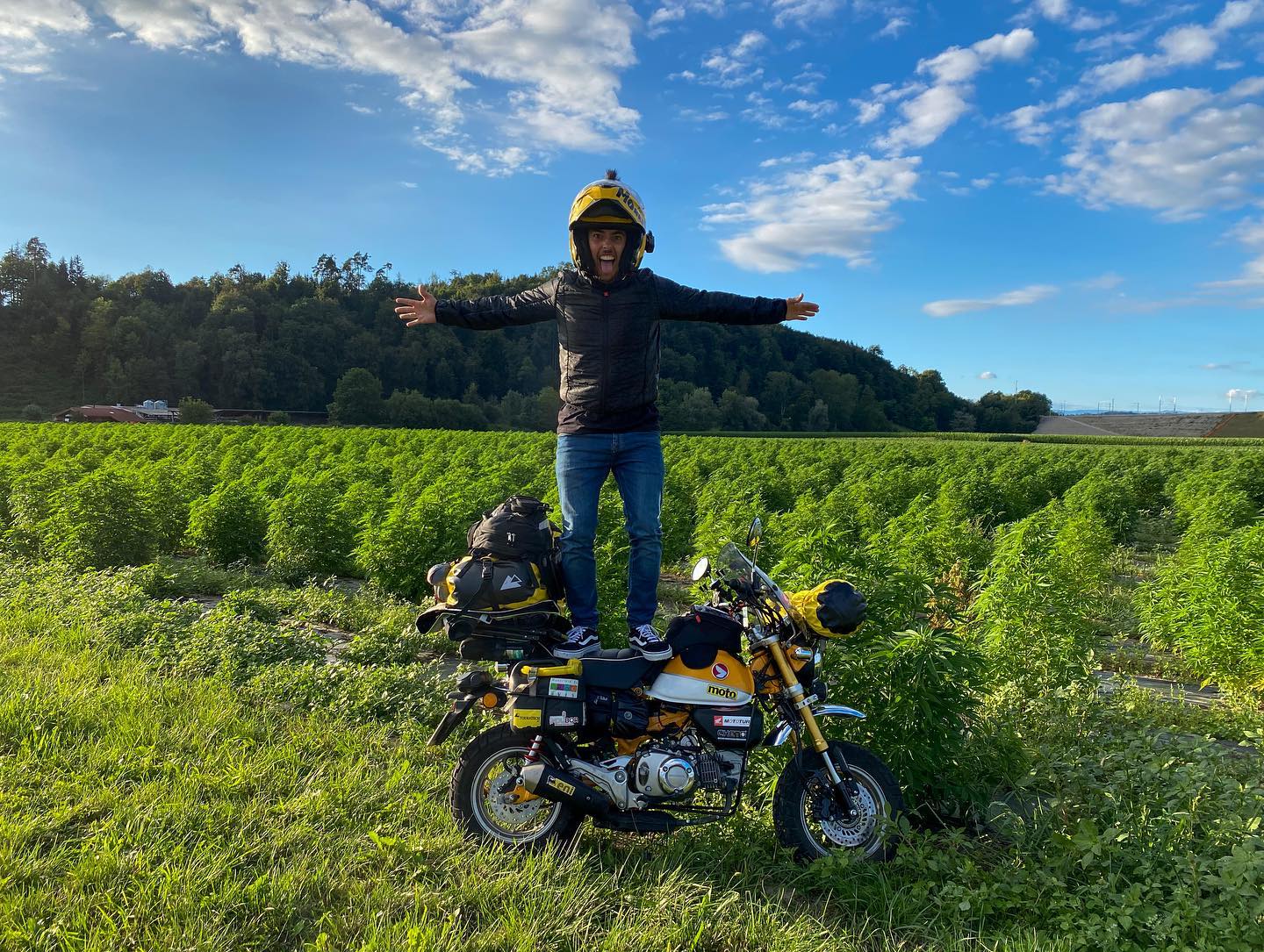 С миниатюрен мотоциклет Honda Monkey около света